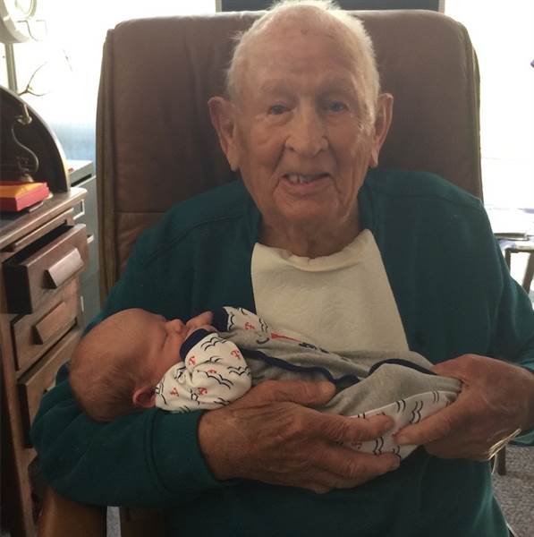 El primer encuentro de Easton y su bisabuelo de 105 años está causando ...