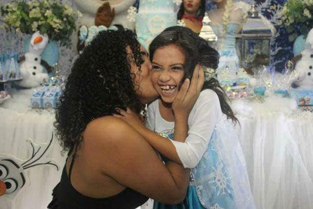 La niña que agradeció su humilde pastel de cumpleaños celebra la fiesta ...