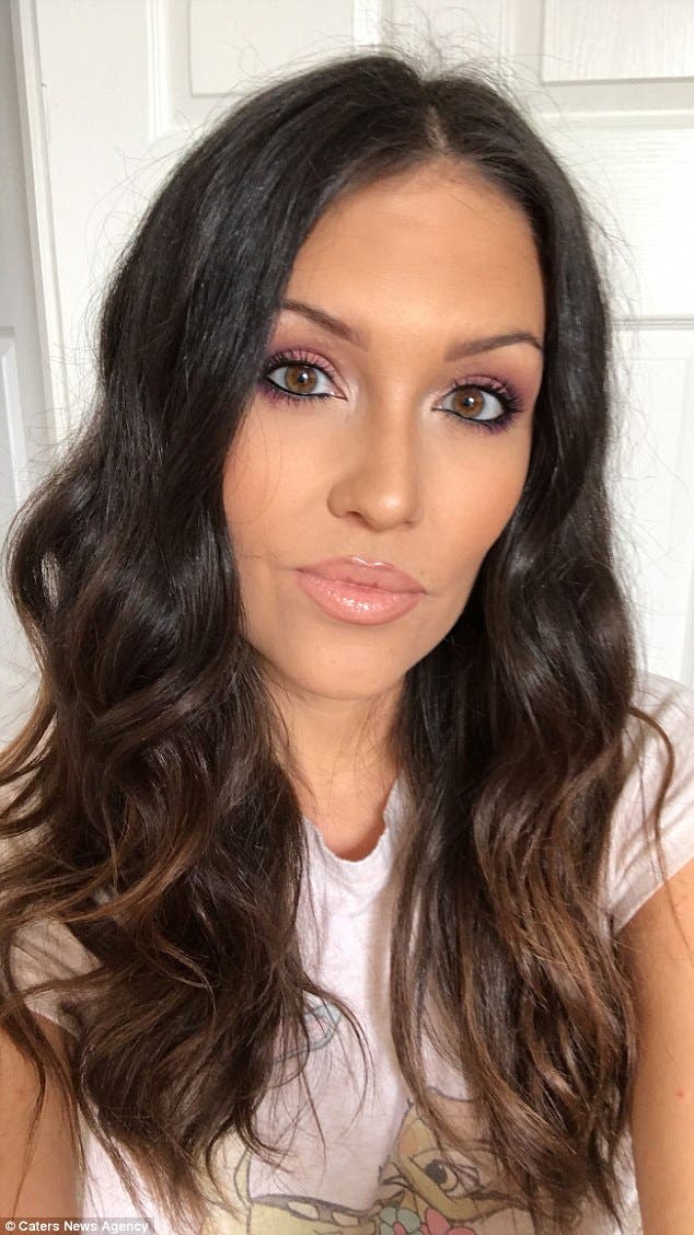 Deja a su hijo de 3 años solo y se queda desconcertada al verlo ...