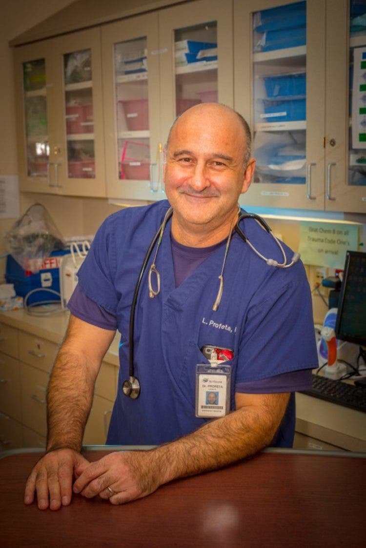 Un doctor confiesa que revisa el perfil de Facebook de todos sus ...