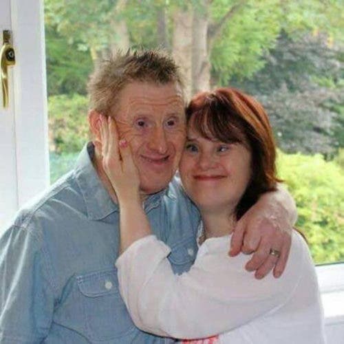 Una pareja con Síndrome de Down emociona a todos celebrando sus 23 años ...