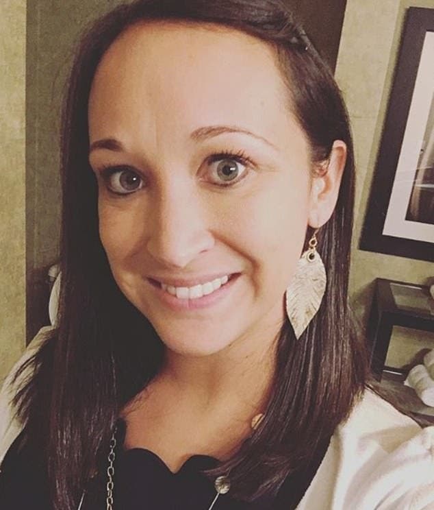 Descubre que su madre biológica la abandonó porque sobrevivió a la ...