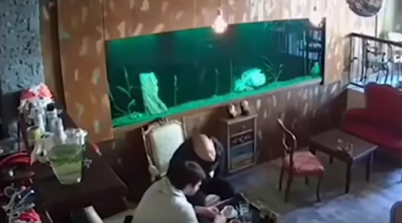 Un vídeo captura el momento en que una enorme pecera se rompe mojando a ...