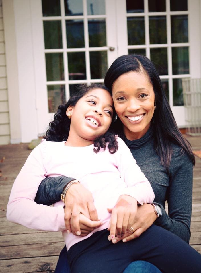 Tras perder a su esposo, la actriz Tembi Locke alivia su dolor ...