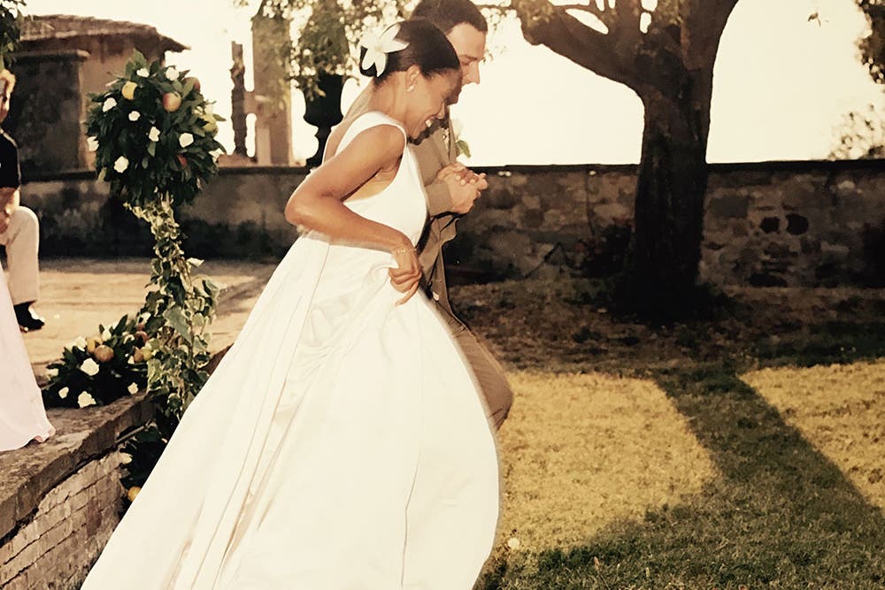 Tras perder a su esposo, la actriz Tembi Locke alivia su dolor ...