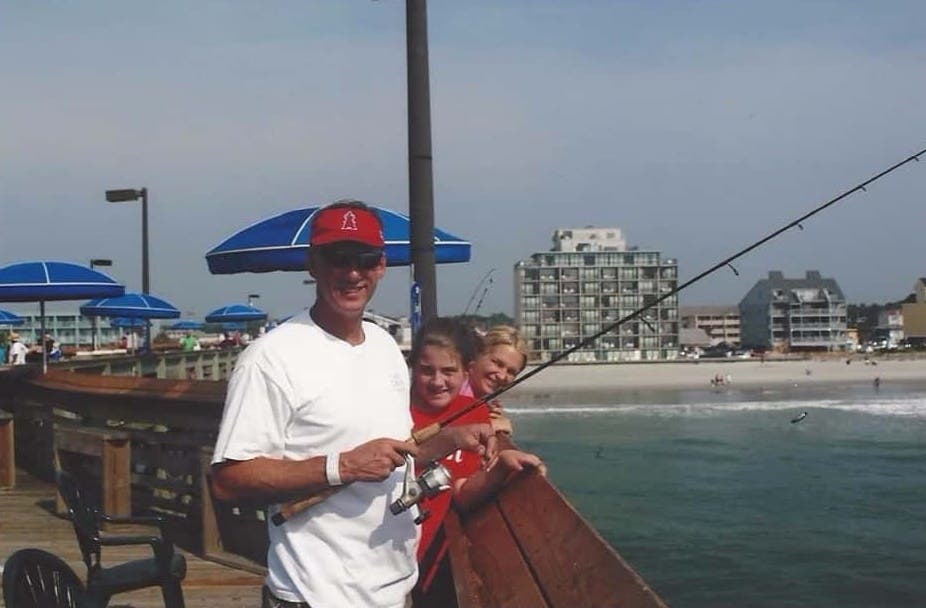 Un padre pierde la vida mientras salvaba la de sus 3 hijas a punto de ...