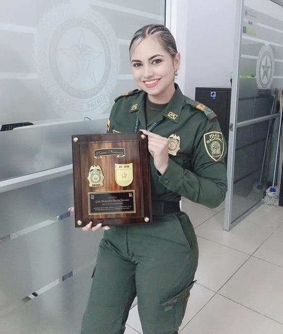 Una despampanante mujer policía hace que todos deseen cometer una ...