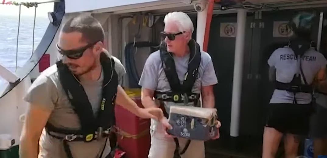 El actor Richard Gere ayuda a los 121 inmigrantes varados en el Mar ... El actor Richard Gere ayuda a los 121 inmigrantes varados en el Mar ...