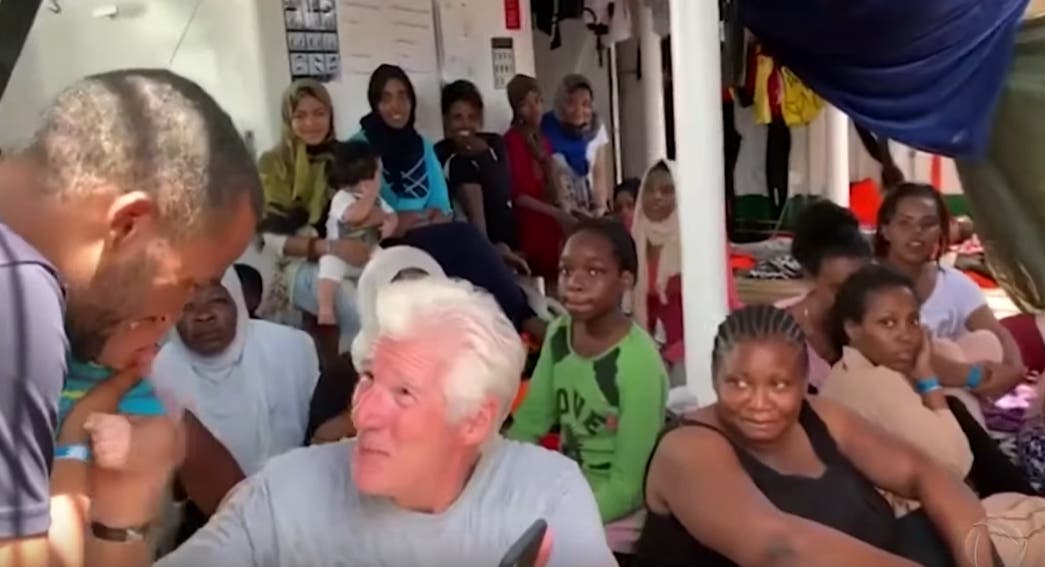 El actor Richard Gere ayuda a los 121 inmigrantes varados en el Mar ... El actor Richard Gere ayuda a los 121 inmigrantes varados en el Mar ...