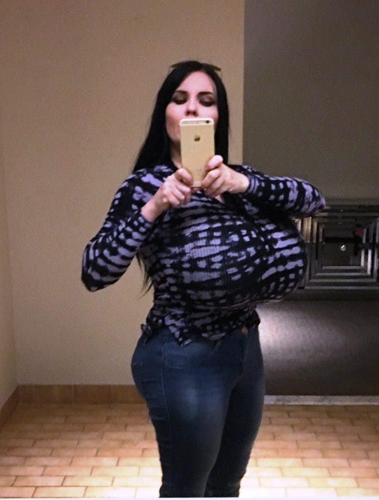 Sus senos son tan grandes que se cae al bajar escaleras y quiere ...