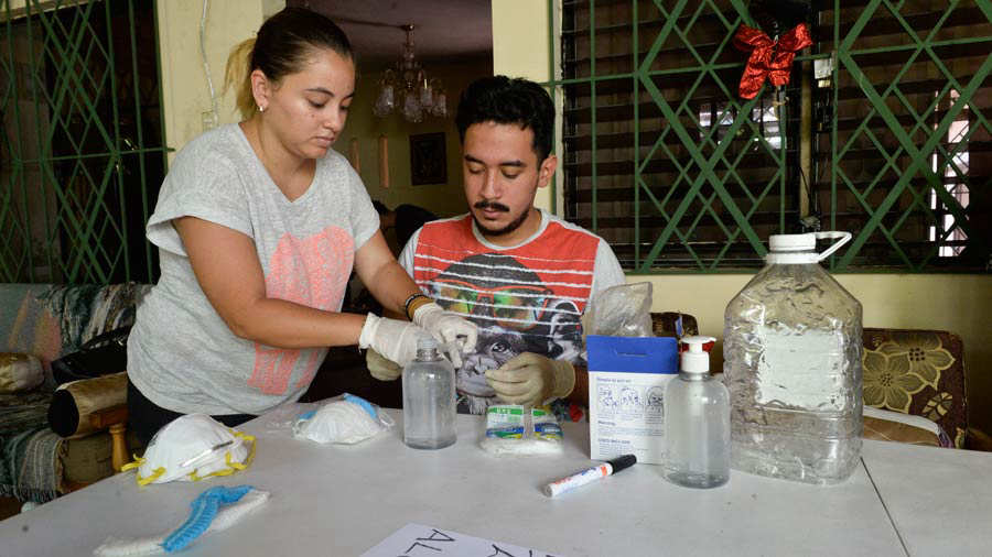 Las imágenes virales de una humilde familia con un letrero en la calle ...