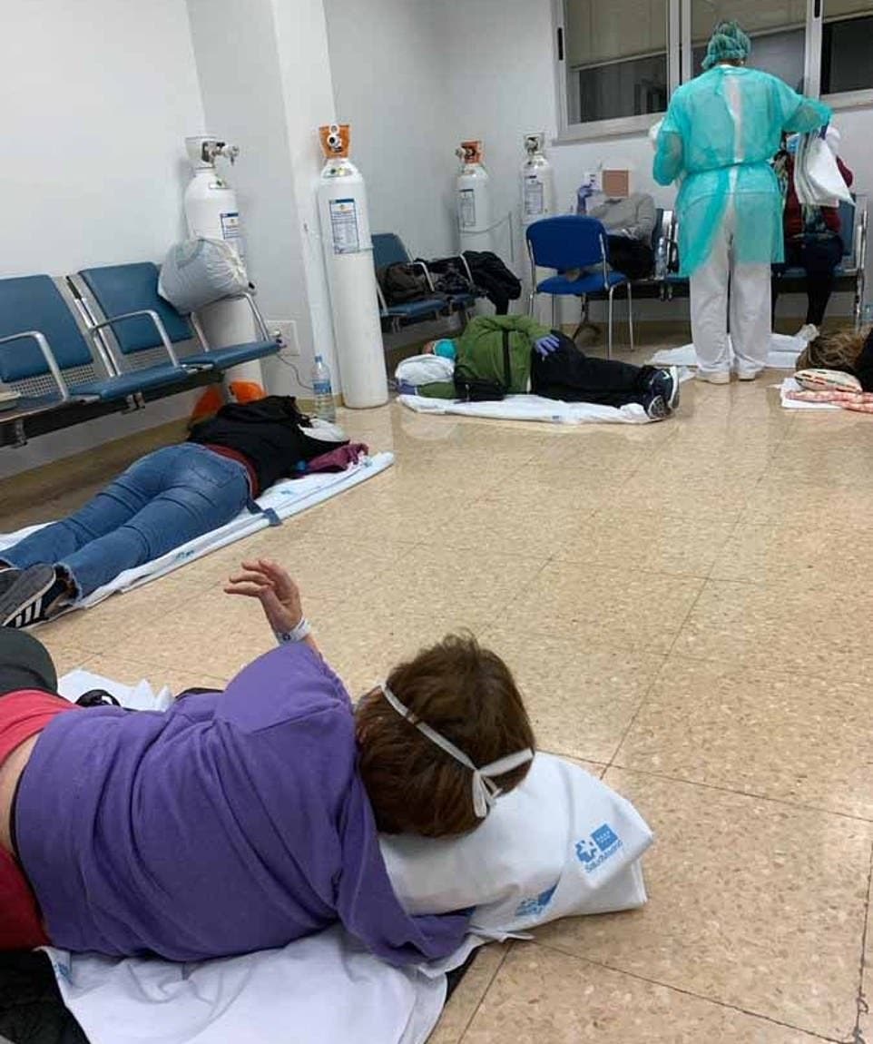 Las impactantes imágenes de los pacientes con coronavirus en el suelo ...