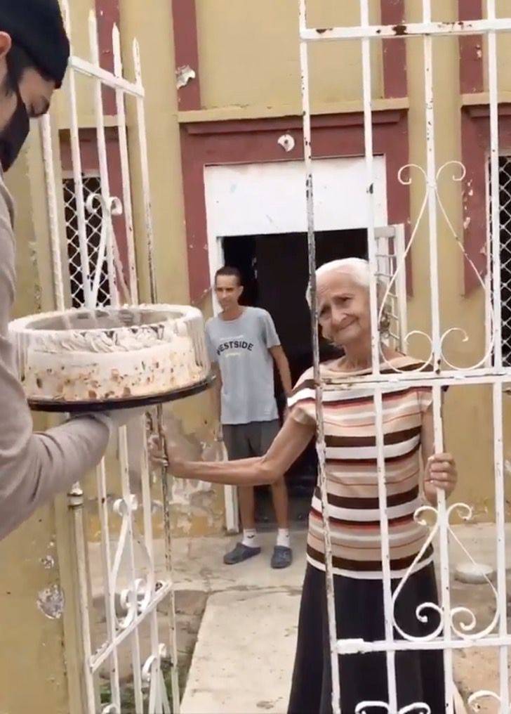 Una humilde abuelita se emociona cuando tocan su puerta para darle un ...