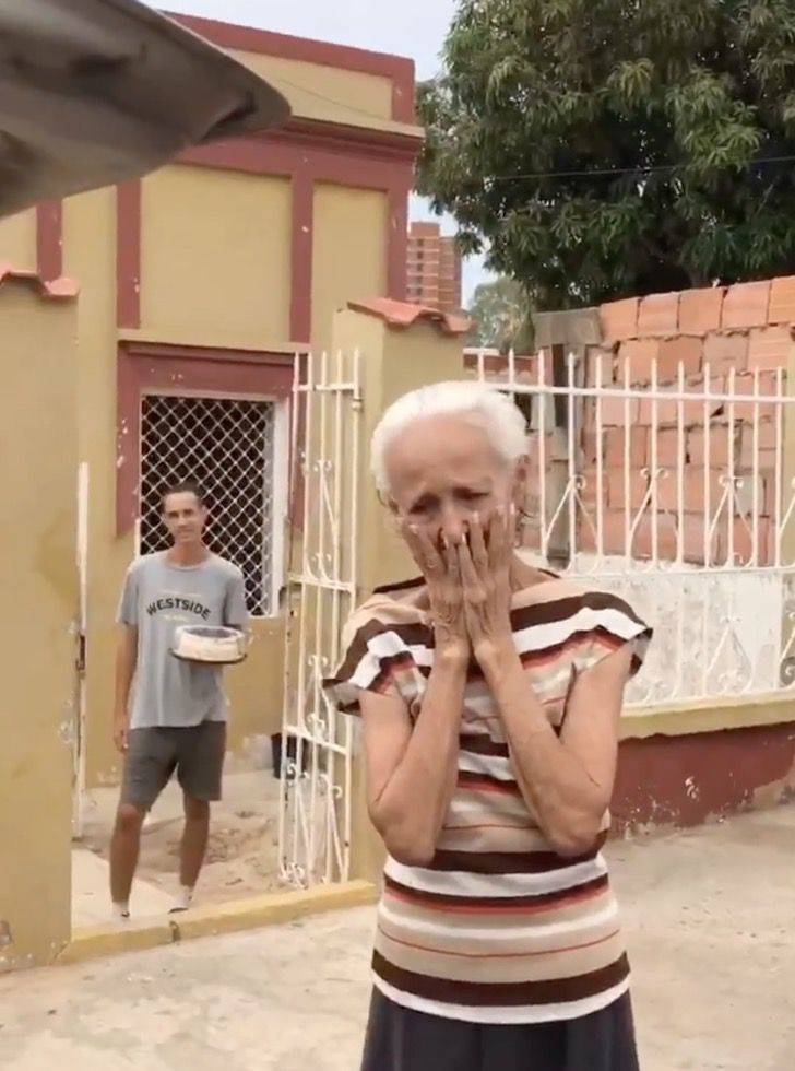 Una humilde abuelita se emociona cuando tocan su puerta para darle un ...