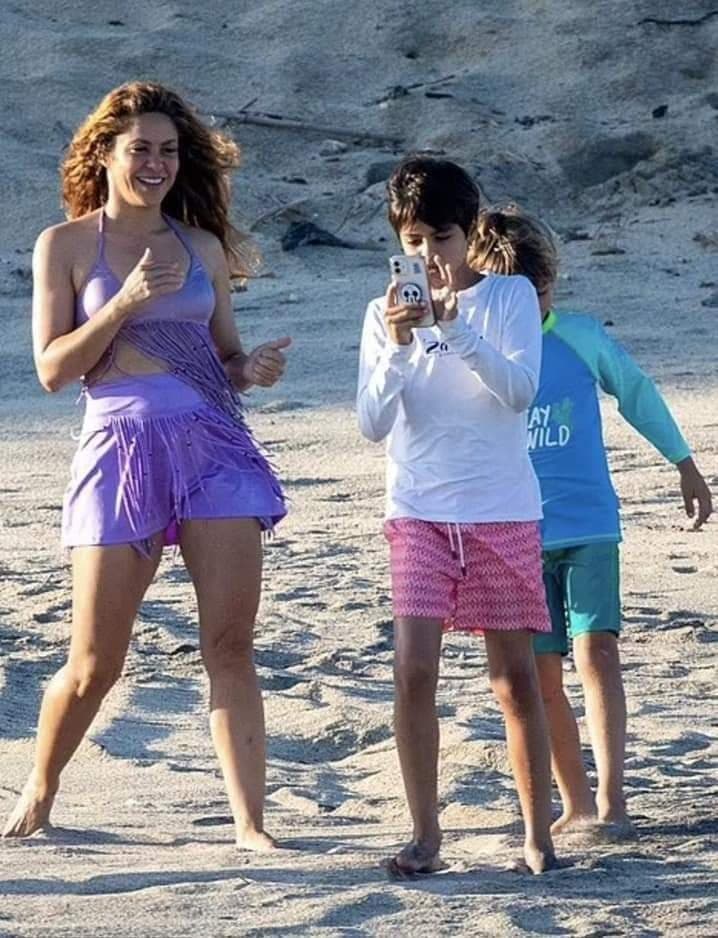 «Vi3ja y descuidada”: Las cru3les críticas a Shakira al ser captada en ...