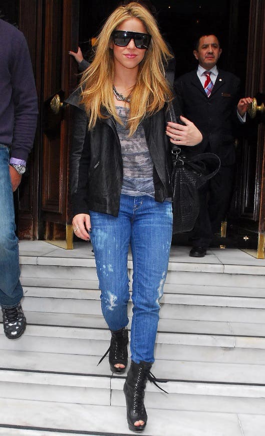 9 momentos en que Shakira fue una verdadera reina luciendo botas de ...