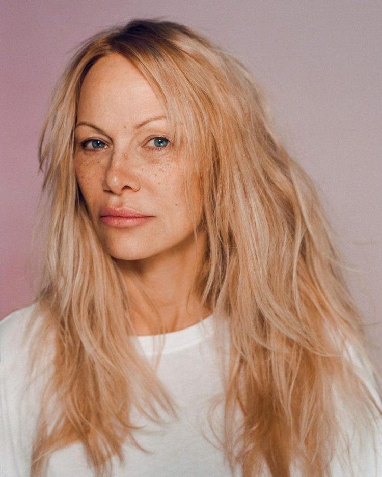 Pamela Anderson rechaza las cirugías y acepta su rostro con arrugas ...